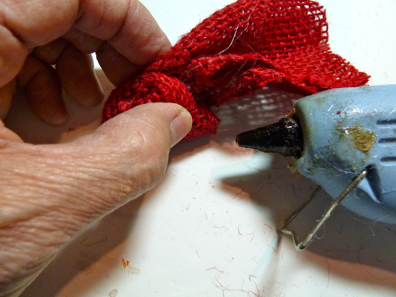 Make it easy crafts: Burlap Rosebud Valentine Wreath Tutorial