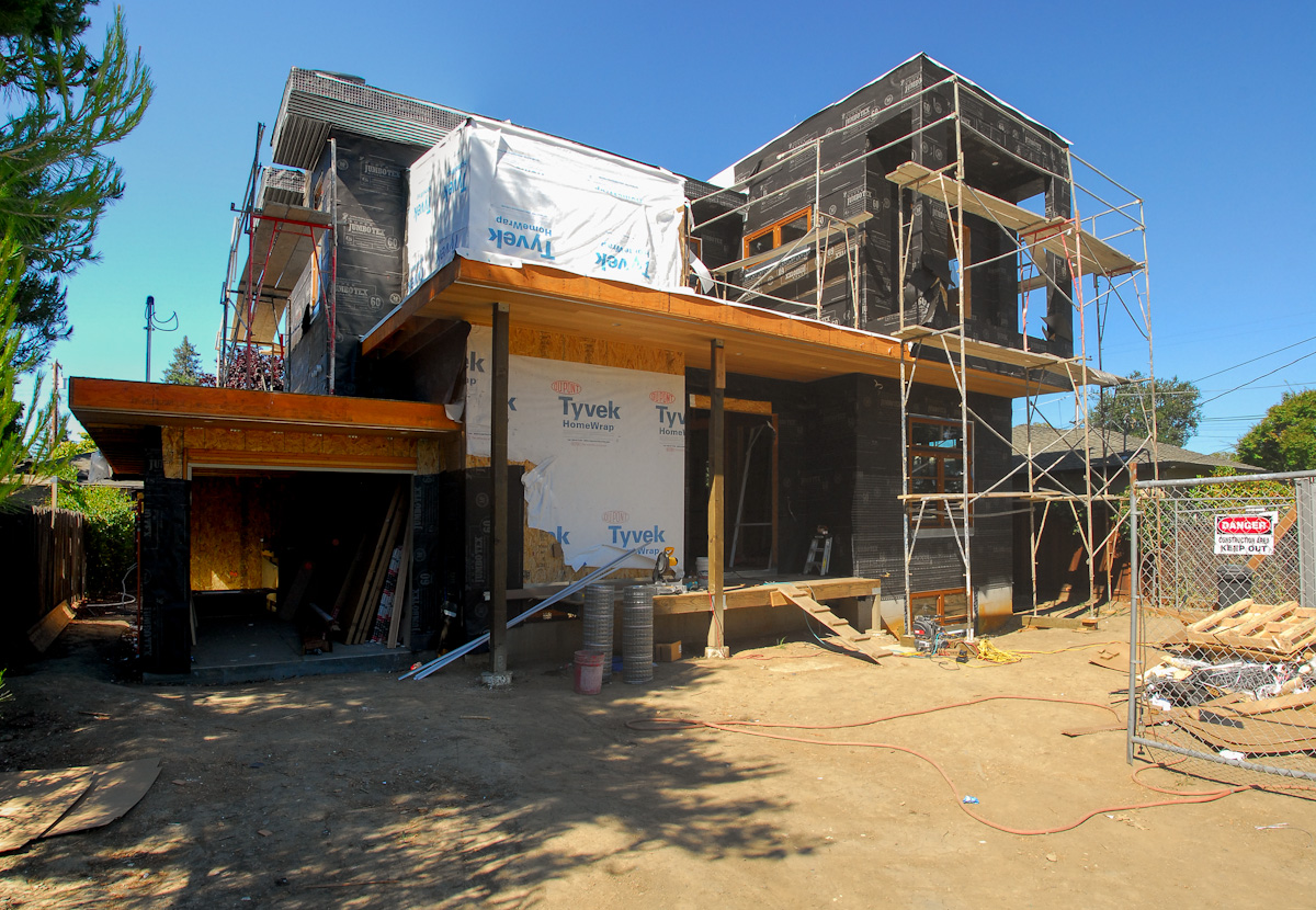 ROBOKOO: Stucco preparation: regelts and wire mesh.