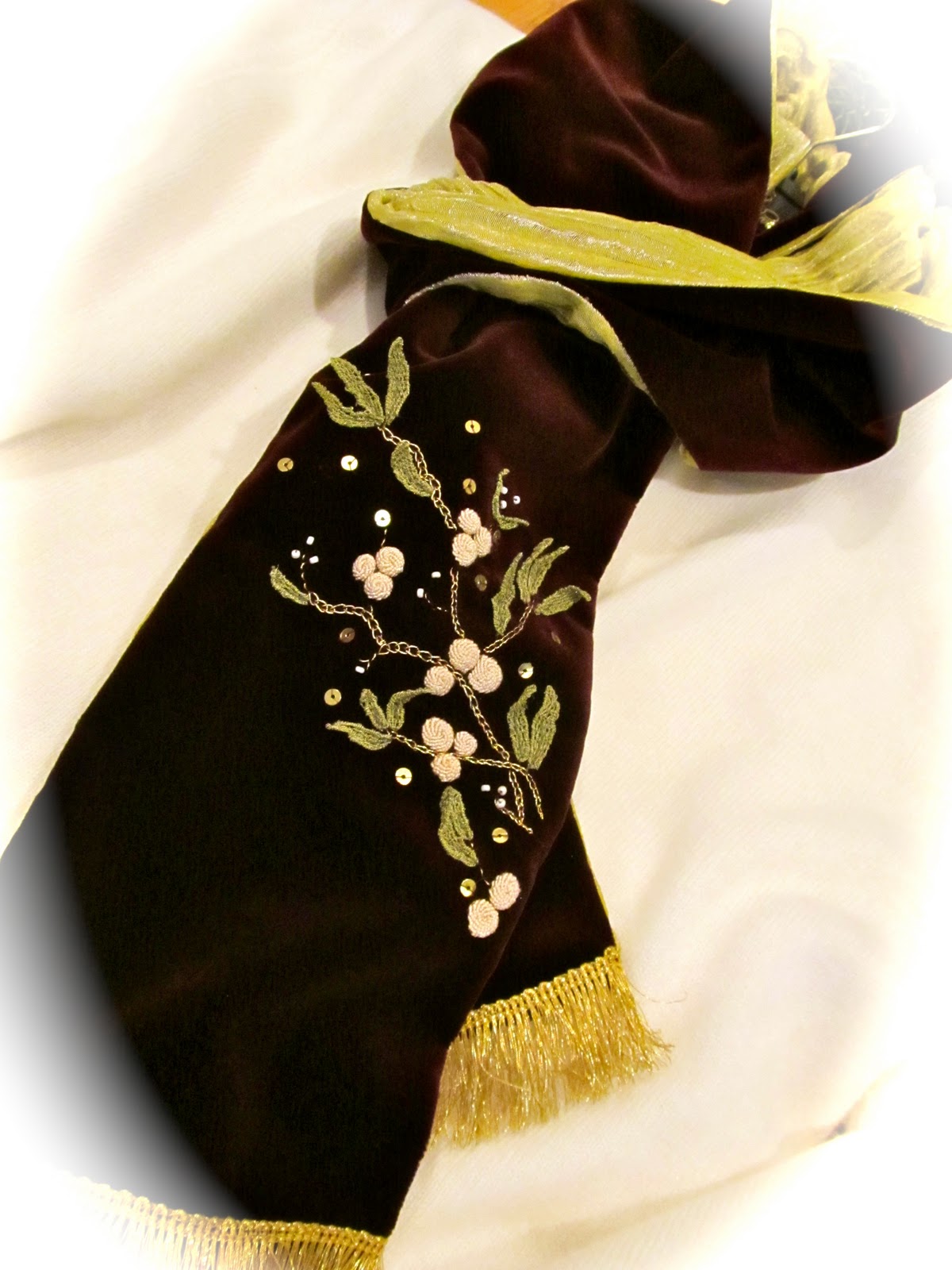 Baroque Embellishments: Mistletoe Scarf That Could Have Been Worn to ...