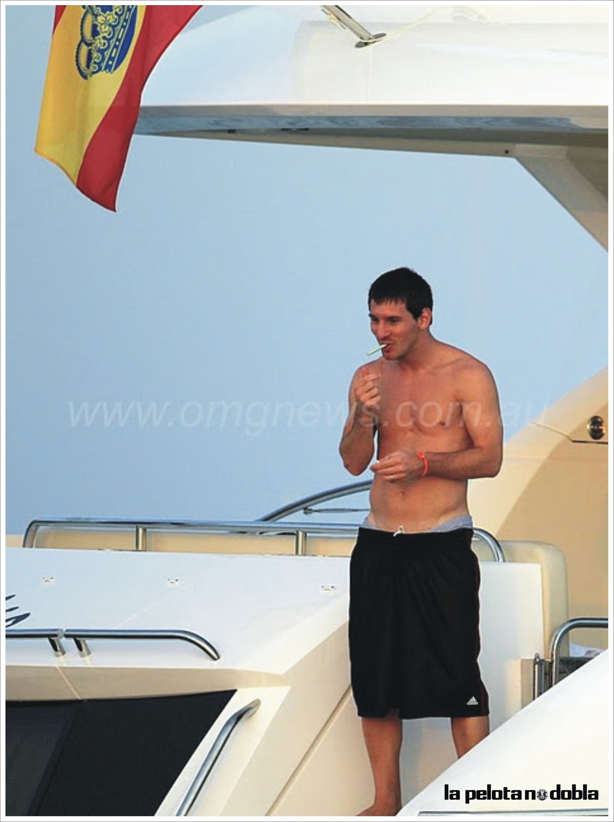 LA PELOTA NO DOBLA: Messi fumando en Ibiza (?)