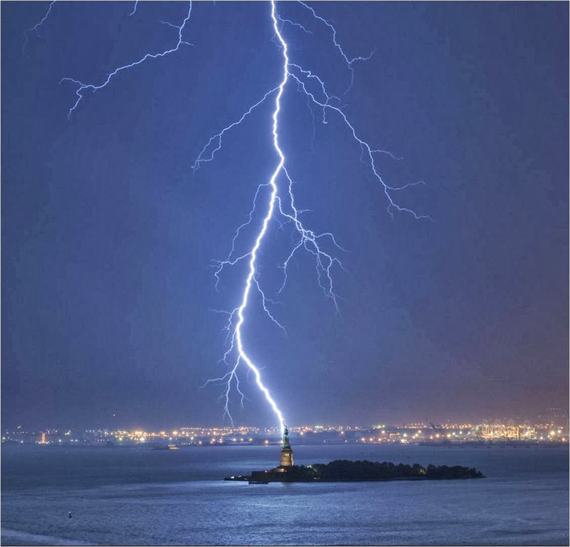 Meteo ZuidWest België: De bliksem geflitst: 10 spectaculaire inslagen ...