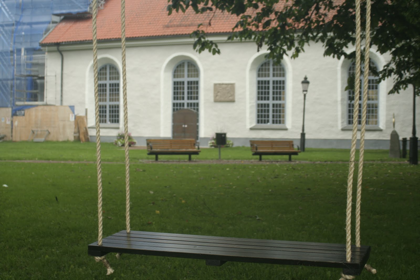 att gunga: Kyrkoparkens svarta gunga