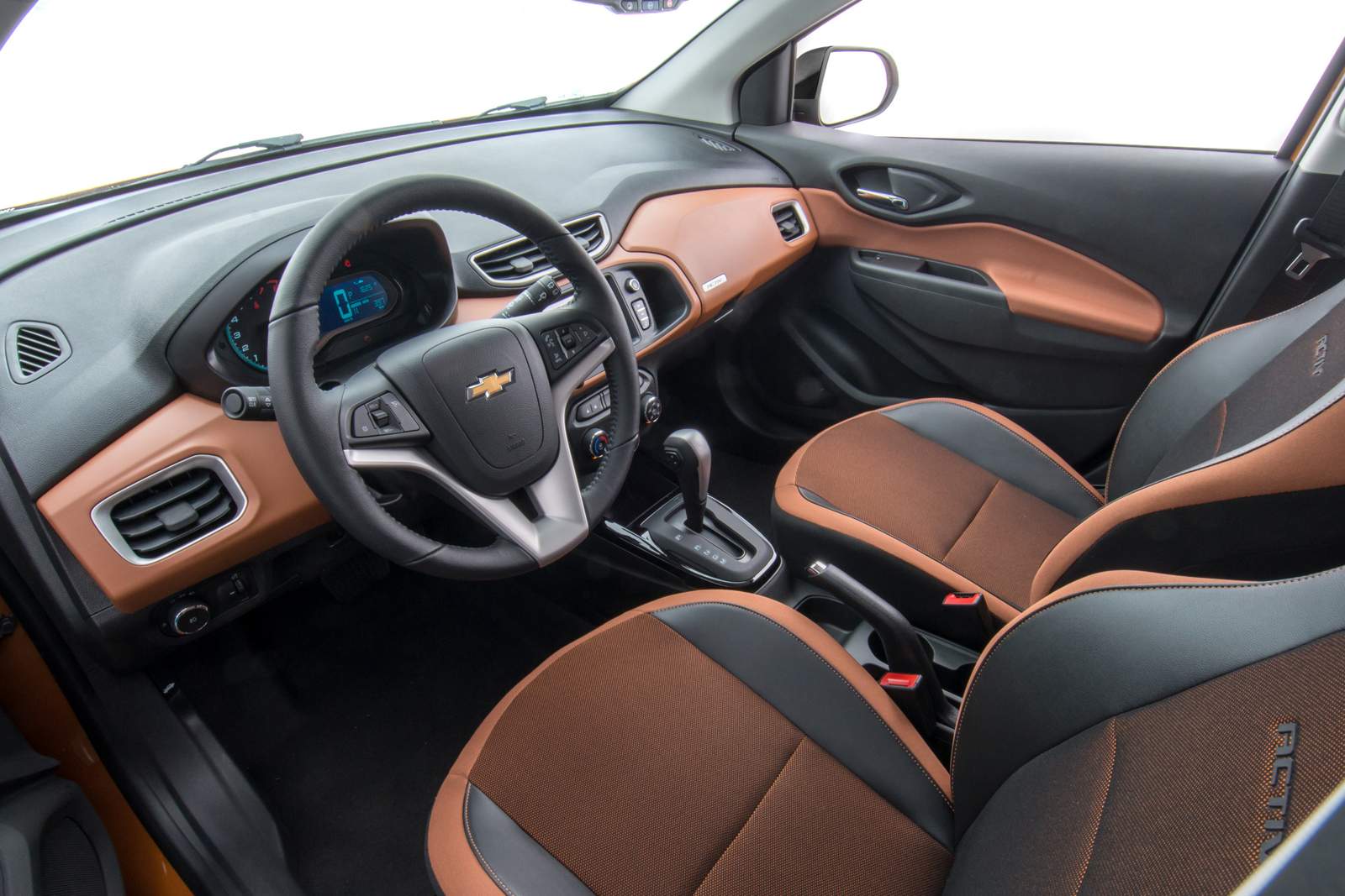 Chevrolet Onix Activ 2017: vídeo, preço, consumo e detalhes