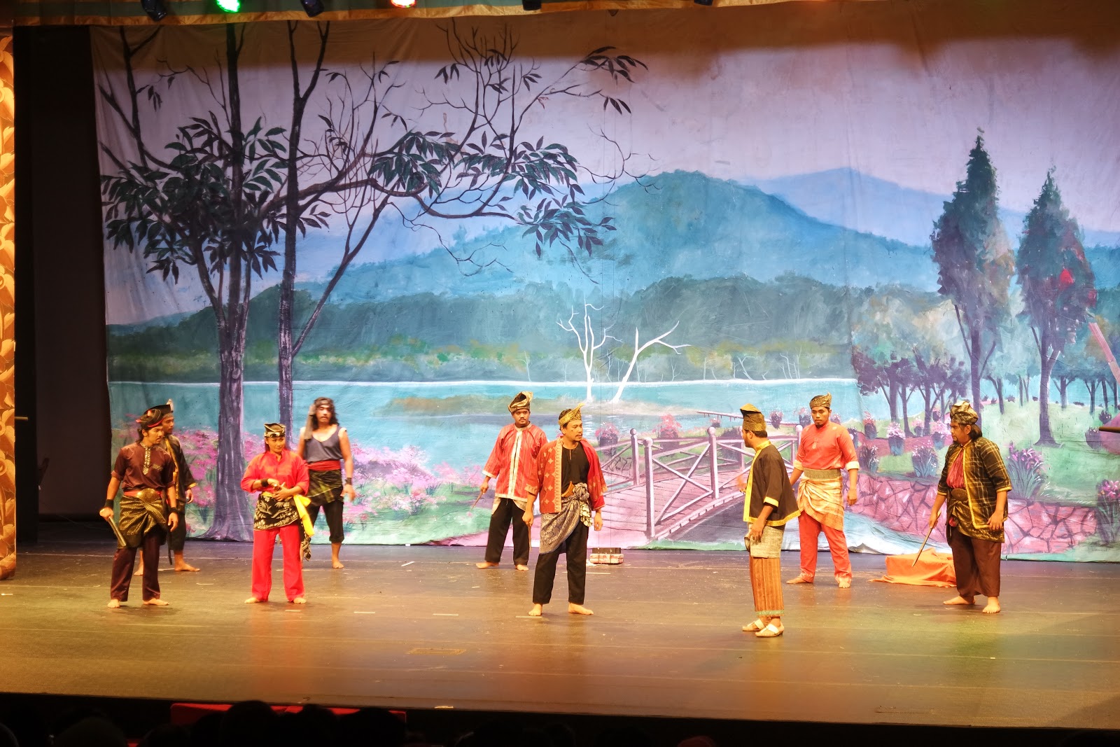 TEATER BANGSAWAN DEWA KENCANA MEMARTABATKAN SENI SILAT DAN WANITA