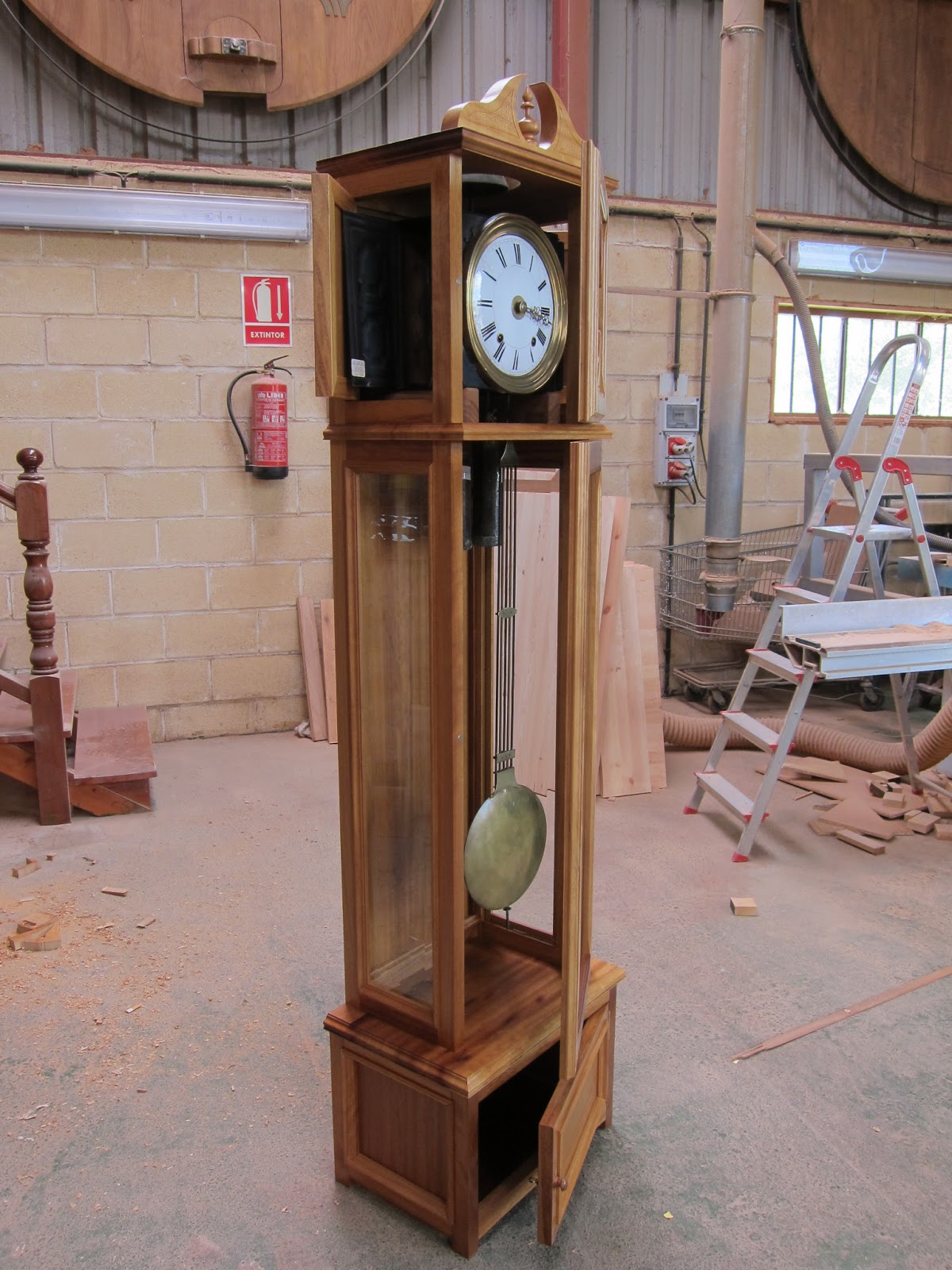 Carpintería y Tonelería: Caja para reloj con pendulo