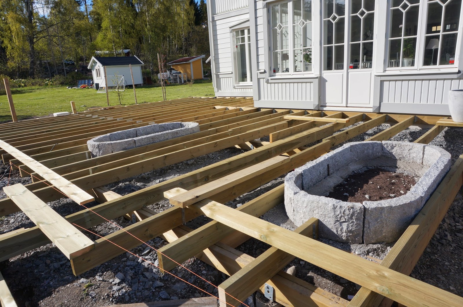 SkärgårdsVillan: Altanbygge och jordgubbspyramid