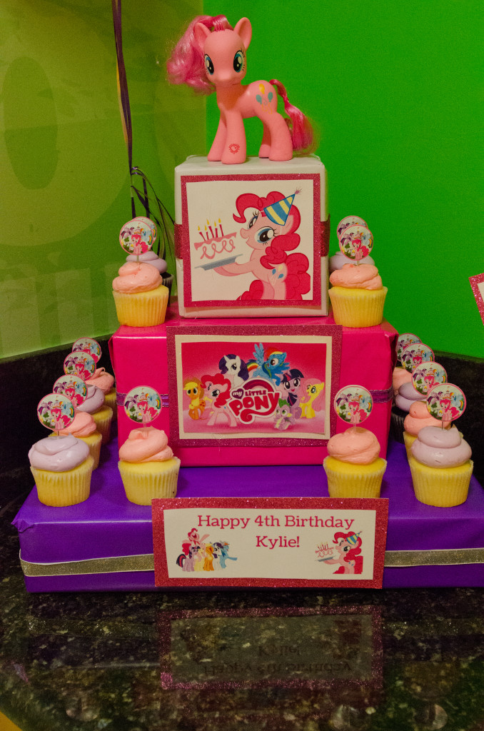 Cómo hacer stands de cupcakes para una fiesta infantil.