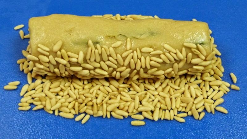 Què hi ha de postres?: Torró de massapà, fruita i pinyons.