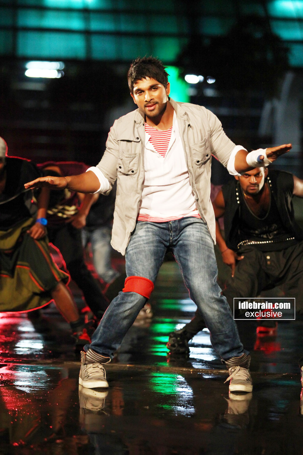 Julayi - Movie Stills (Source:idlebrain.com) | Allu Arjun Gallery