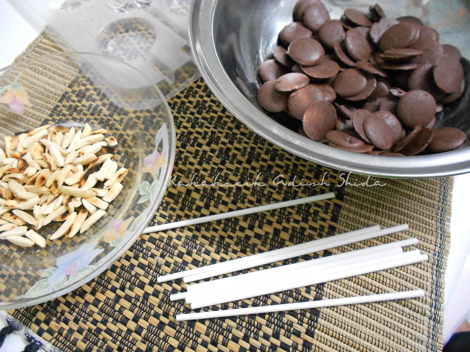 KakaKecik aDisH sHidA: Jom Memasak : Coklat Lolipop Berbadam