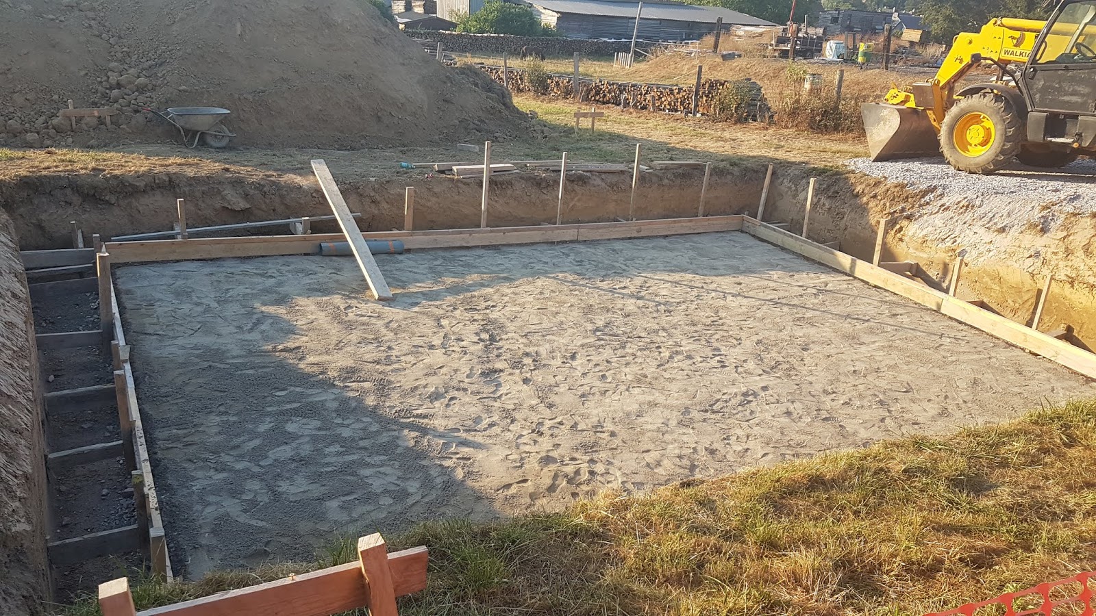 maisoncomperestave MC 136: jour 2 (01/08 /18) le coffrage du radier