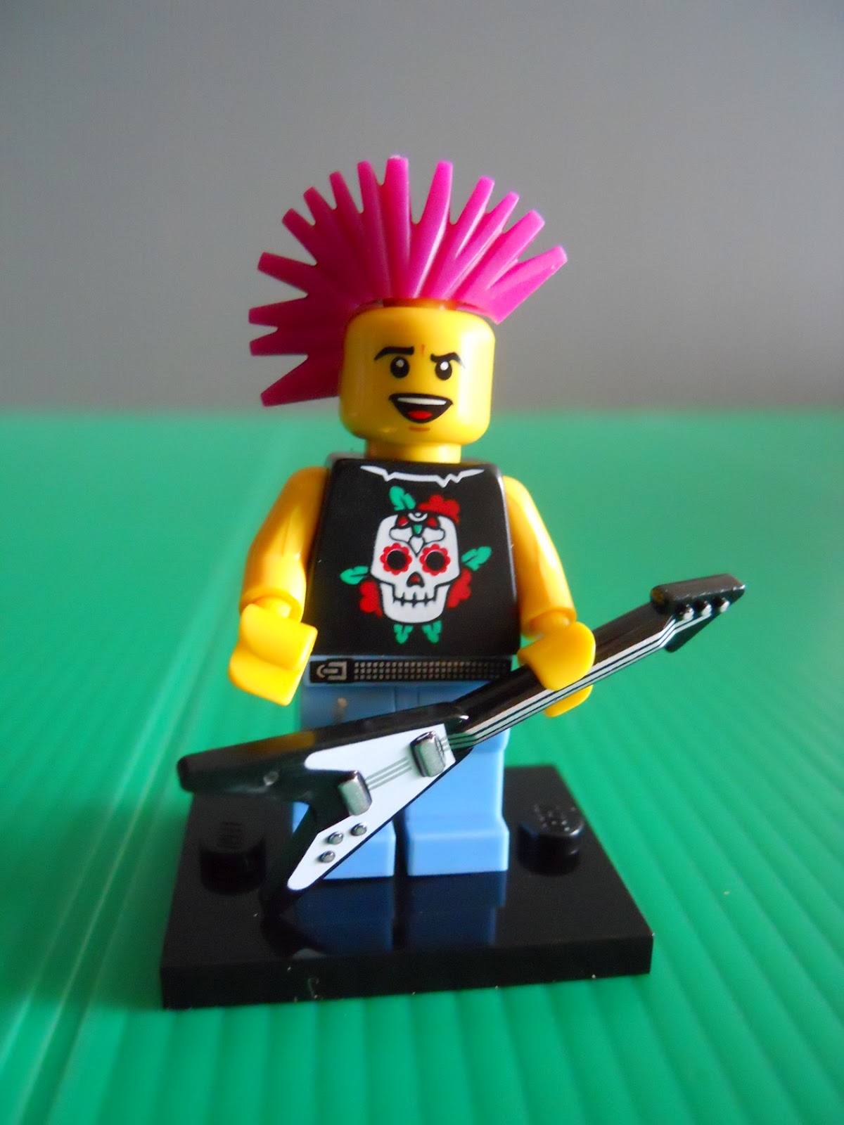 Dexters Diecasts (DexDC): LEGO Minifigure Series 4 ~ Punk Rocker