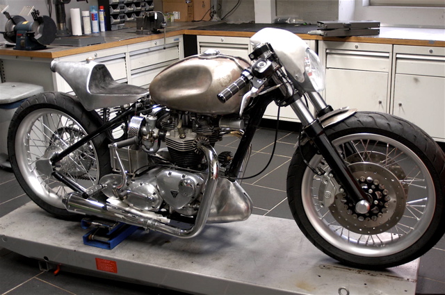VELVET MONACO: Triumph T120 Cafe Racer ready for paint ! Velvet Customs ...