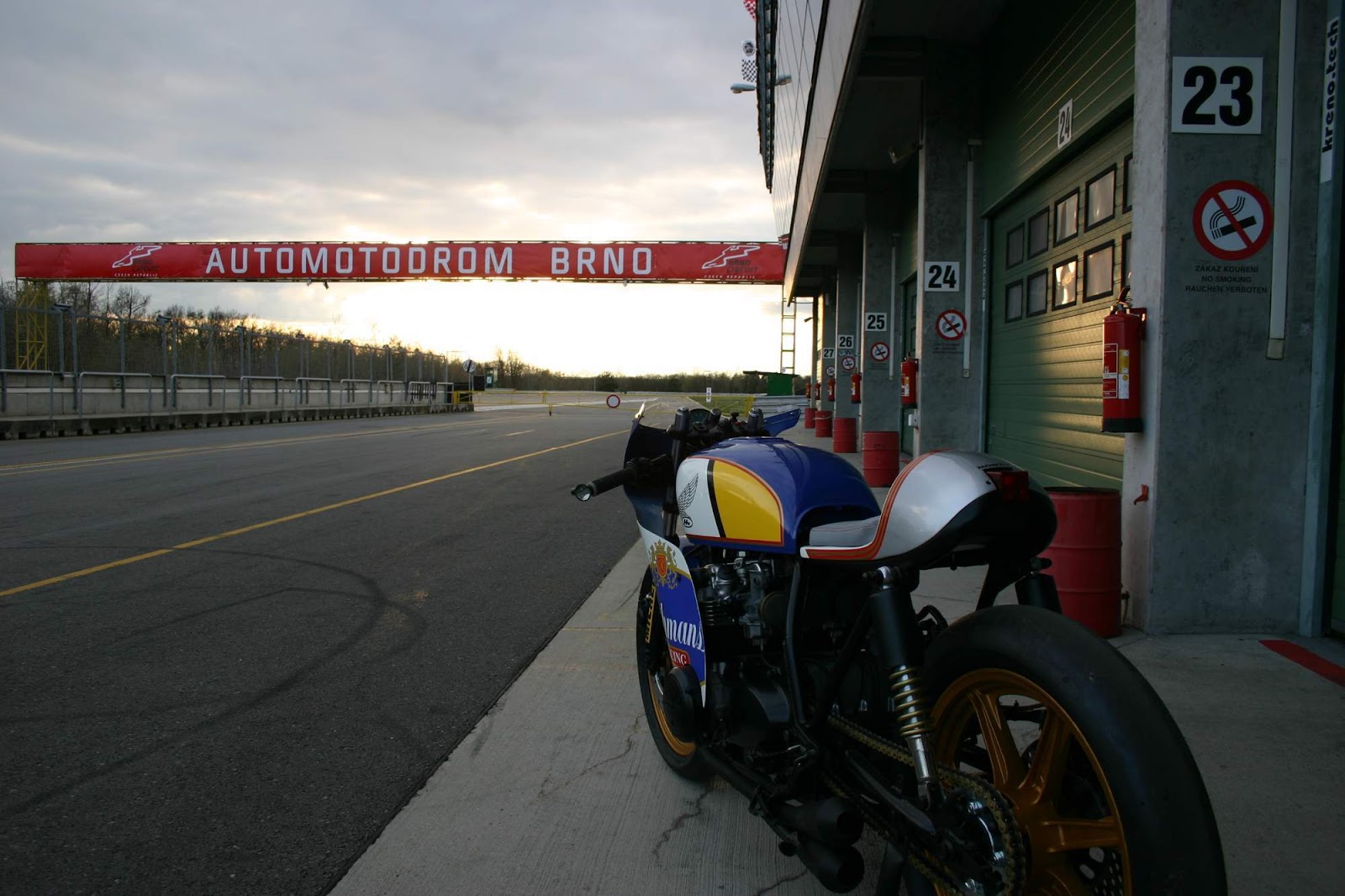 Honda CB500 Rothmans racing - RocketGarage - Cafe Racer Magazine