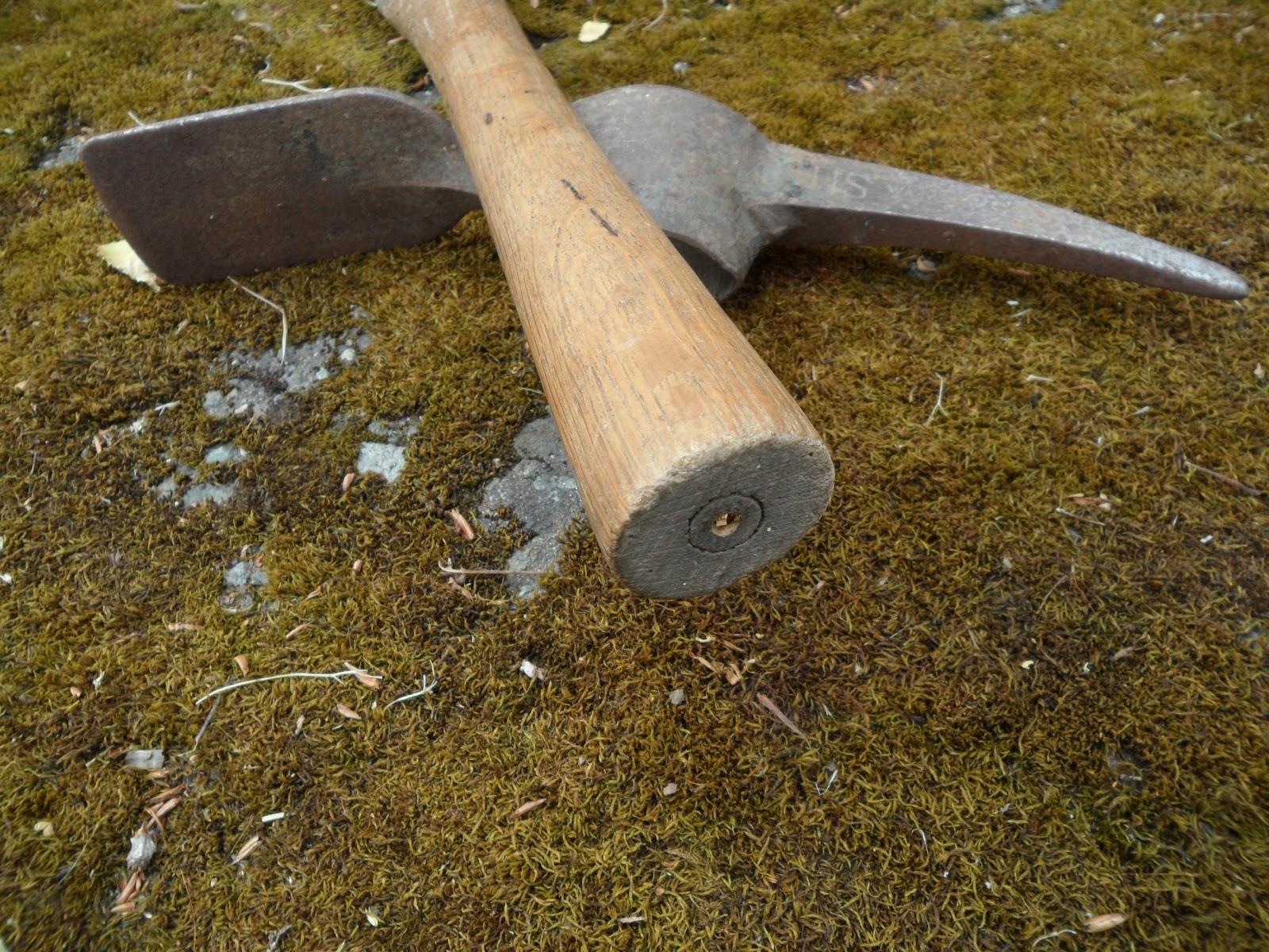 Four Bees: US M-1910 Pick-Mattock, WW2 Issued, Warwood 1943, M1910