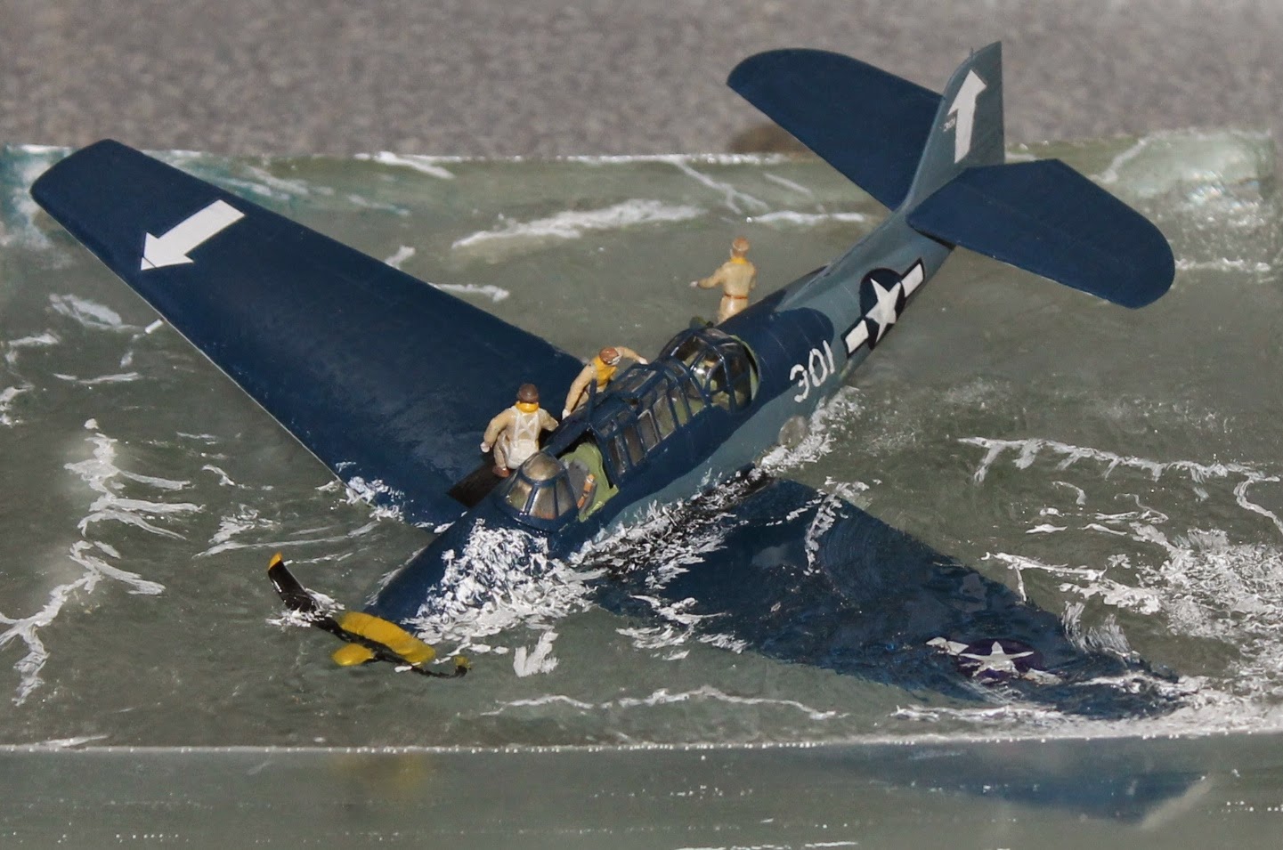 1/72 Scale Kits & Diorama: TBF-1 Avenger Ditching in Sea