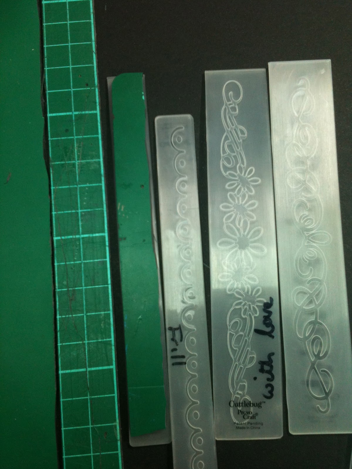 Sarah's Craft: Stop the edge lines from the embossing folder!