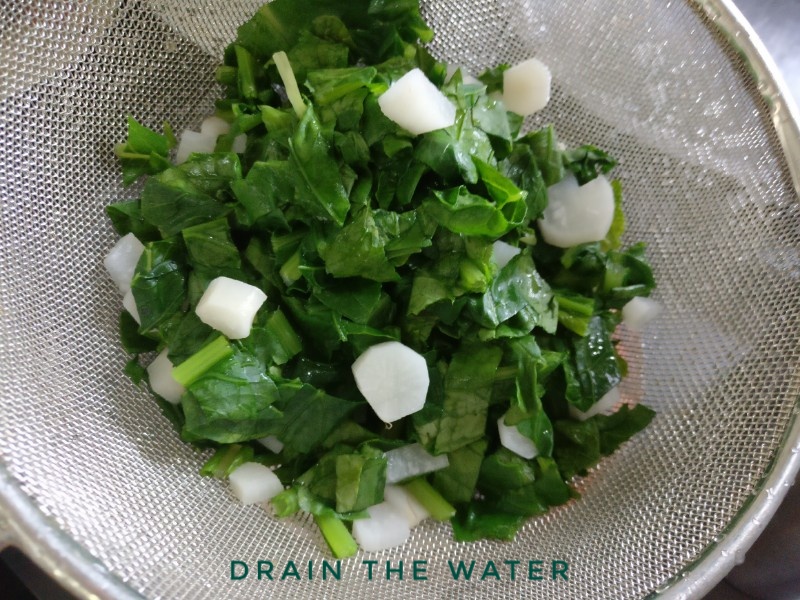 Veg Indian Cooking: Mooli Ki Sabzi Patton Ke Saath