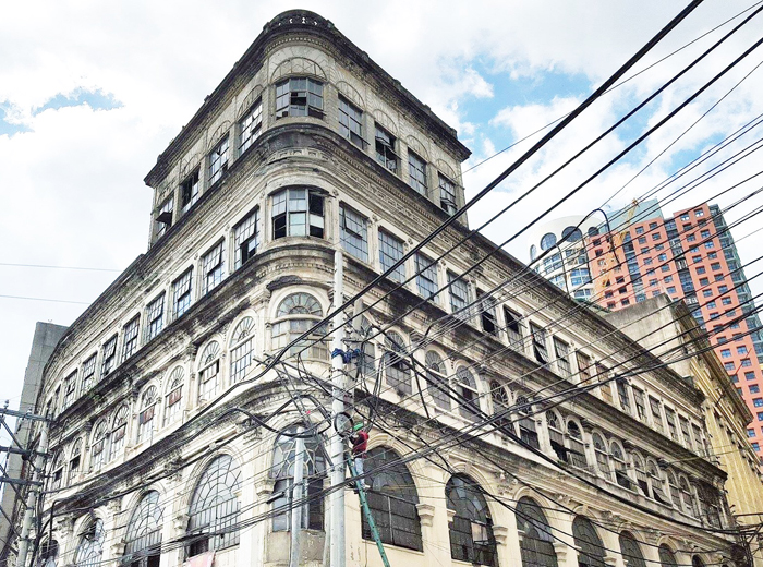 Carlos Celdran's Escolta & Old Manila Walking Tour | Drowning ...