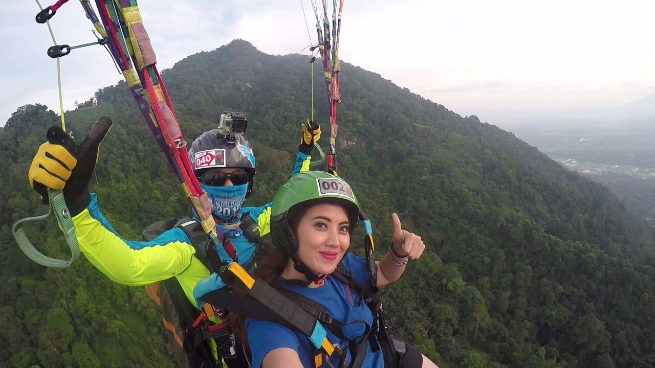 Terbang tandem Di Wisata Paralayang Taeh Bukik - salingkaluak