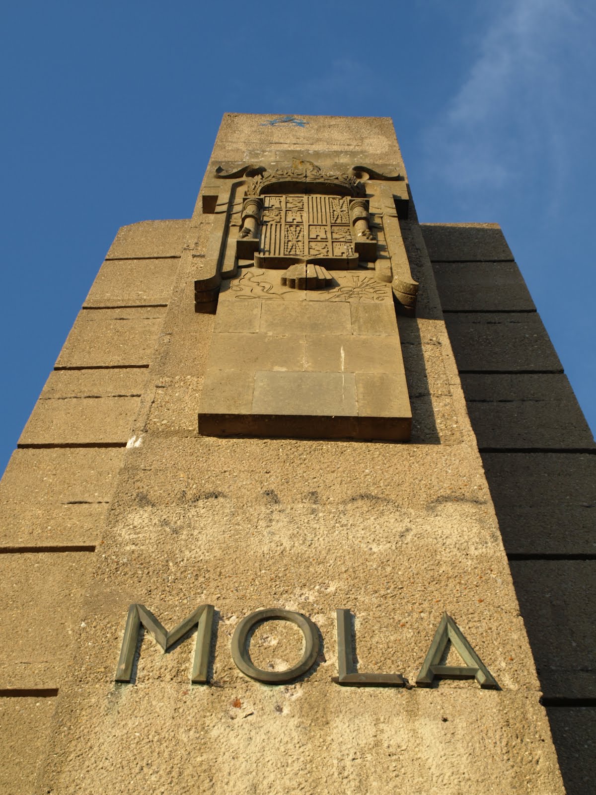 SOL Y MOSCAS: EL MOMUMENTO AL GENERAL MOLA