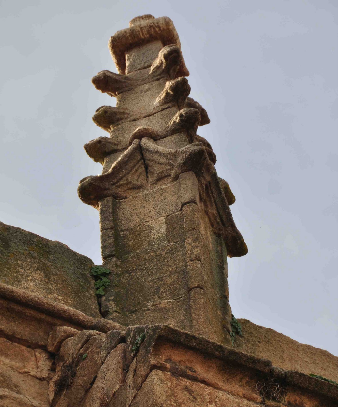 Alfiz. Elementos arquitectónicos y decorativos en Cáceres: Pináculo