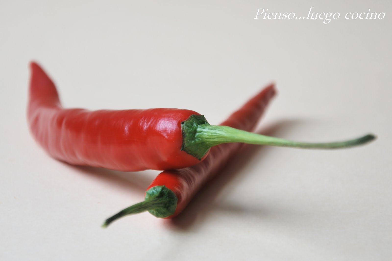 Pienso...luego cocino: Limpiar guindillas