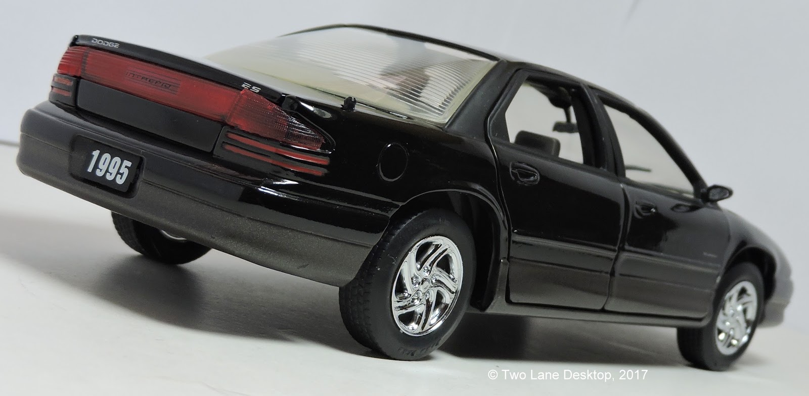 Brookfield Collector's Guild 1:25 1995 Dodge Intrepid ES