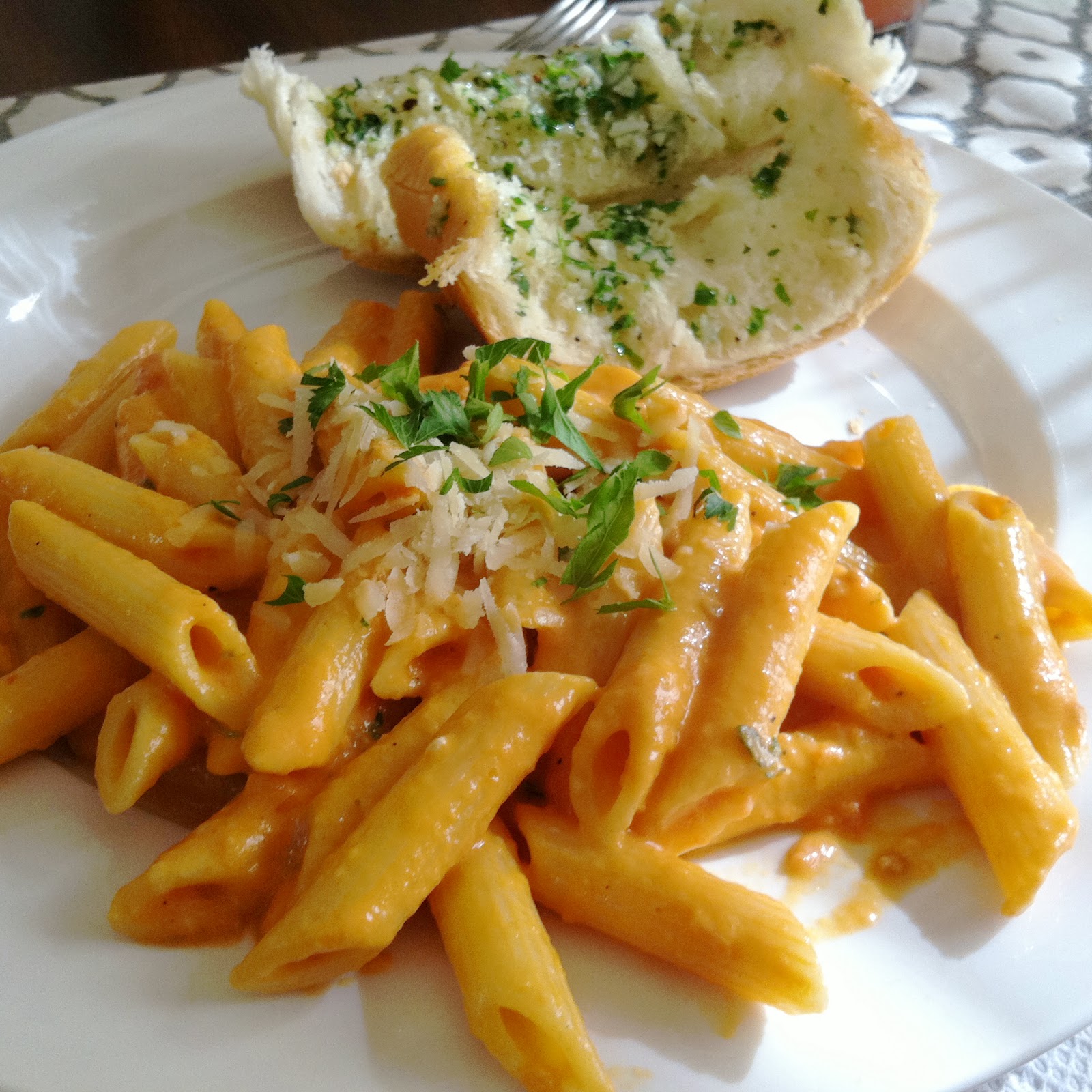 Apolaustic Soul : Vodka Penne & Garlic Bread