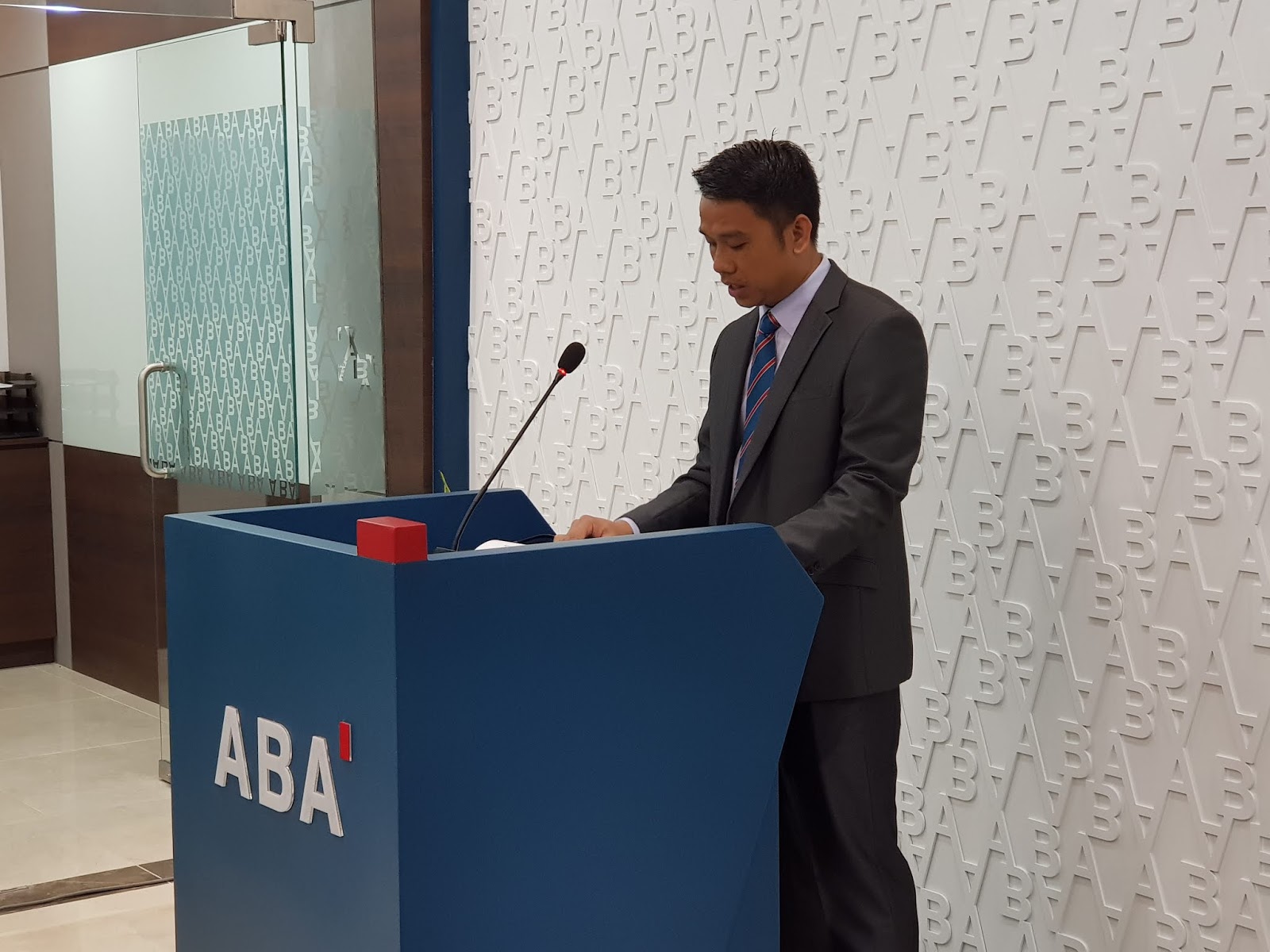 ដំណោះស្រាយអាជីវកម្មជាច្រើនប្រភេទ មាននៅមជ្ឈមណ្ឌលសេវាធនាគារអាជីវកម្មថ្មីរបស់ ABA - Khmernote