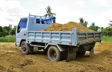 Mobil Truk Pengangkut Pasir Tetap Garang Segala Kondisi Jalan