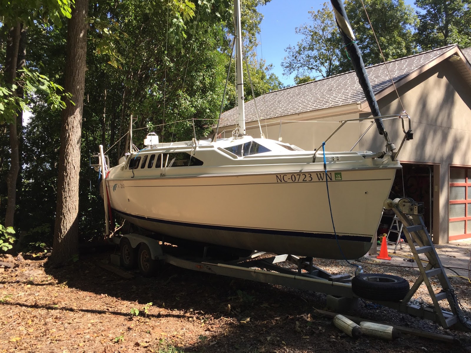 Hunter H260 Sailboat - Exterior Ground Level Views, Boat on Magic-Tilt ...
