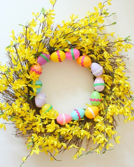 Páscoa: grinaldas de flores e ovos coloridos