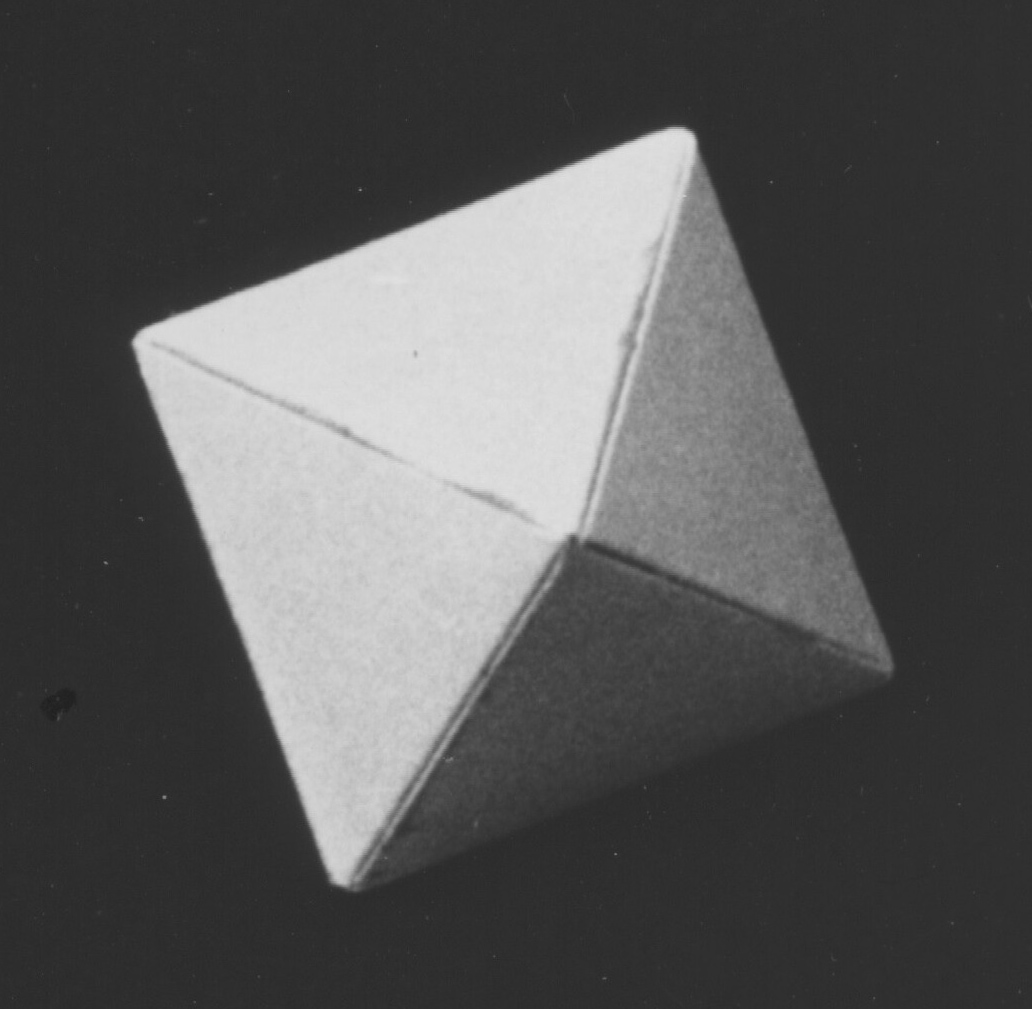 esencial o menos: Una tesis geométrica. Poliedros regulares duales y ...