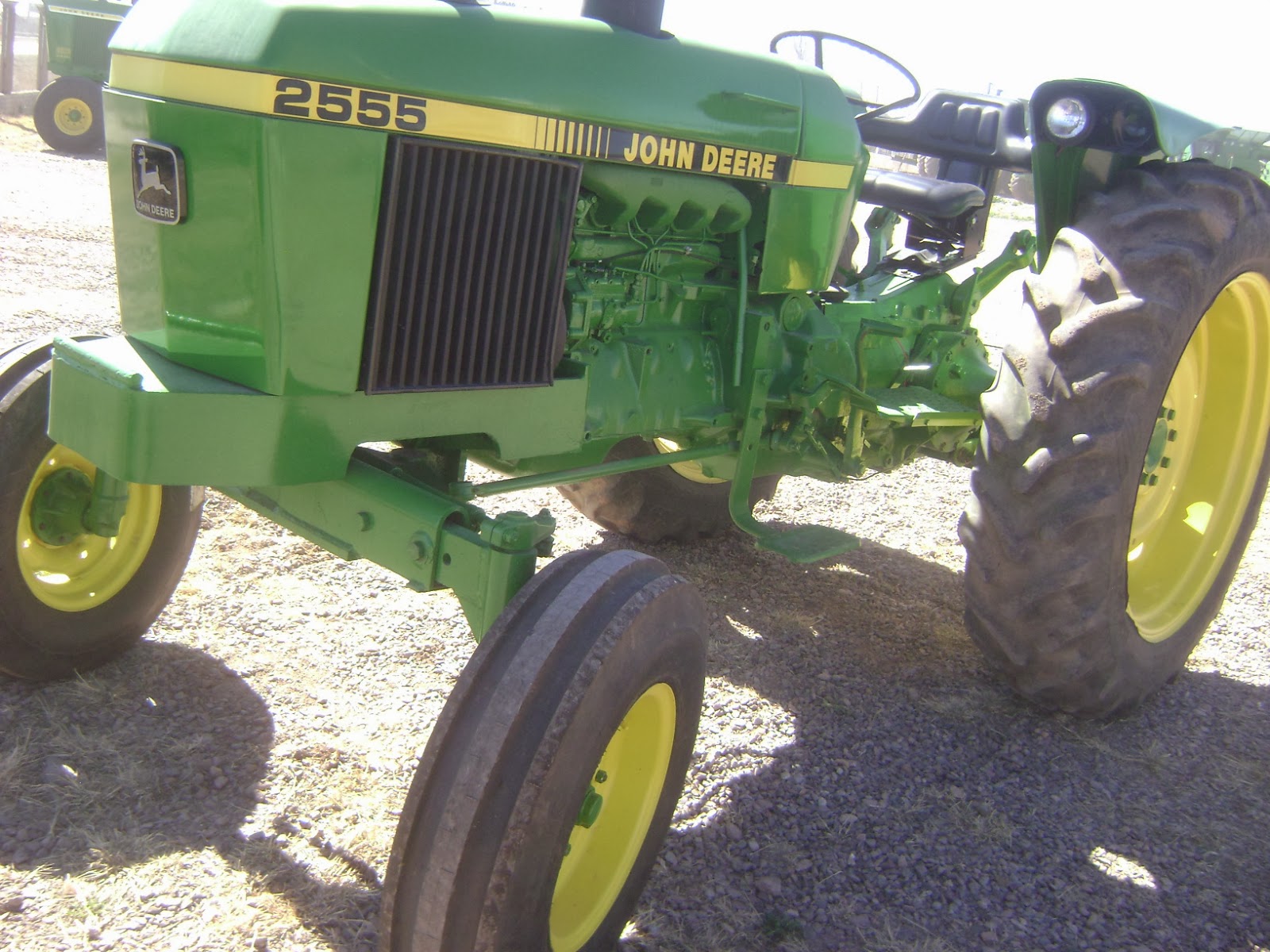 MAQUINARIA AGRICOLA INDUSTRIAL: Tractor John Deere 2555 $14,000 Dlls.
