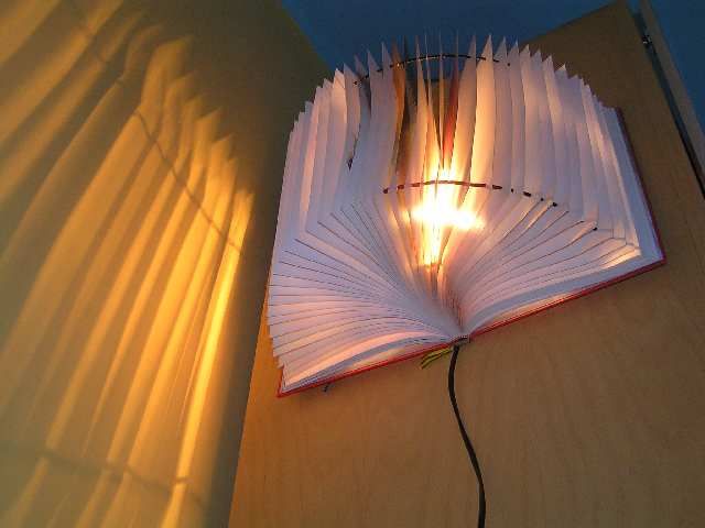 Upcycle: A well lit book ... {book lights} | the ReFab Diaries