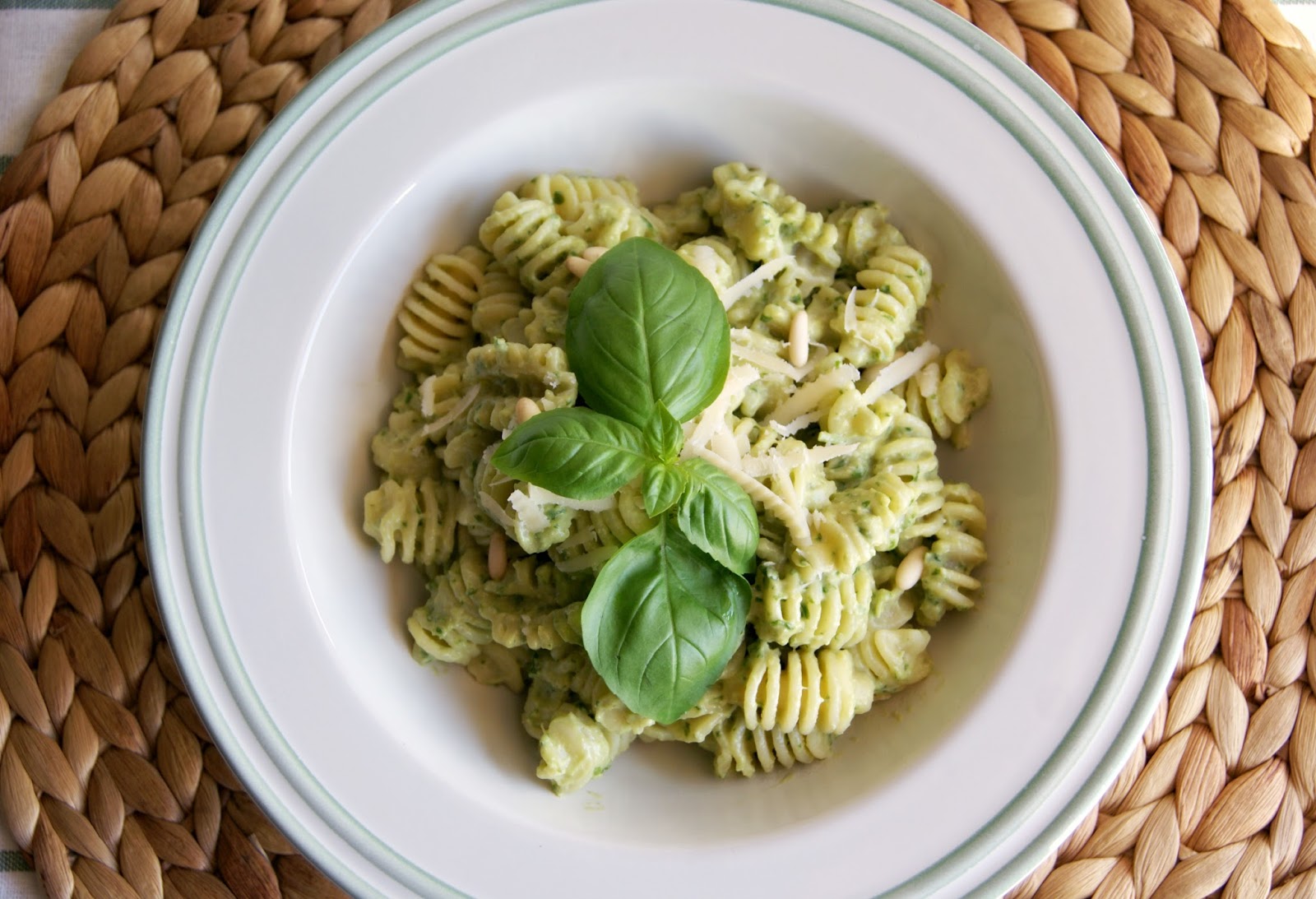Sun and Veggies: RADIATORI AL PESTO VEGANO DE AGUACATE