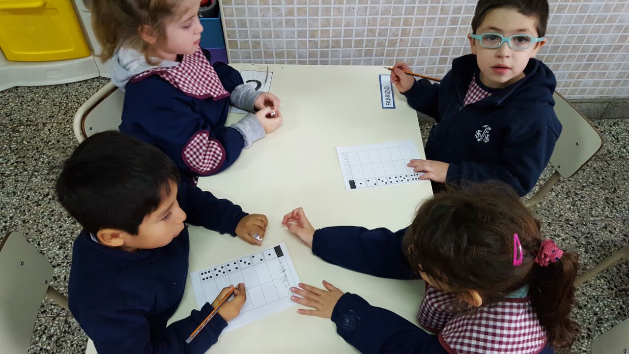 Jugando a la mini generala - Sala violeta