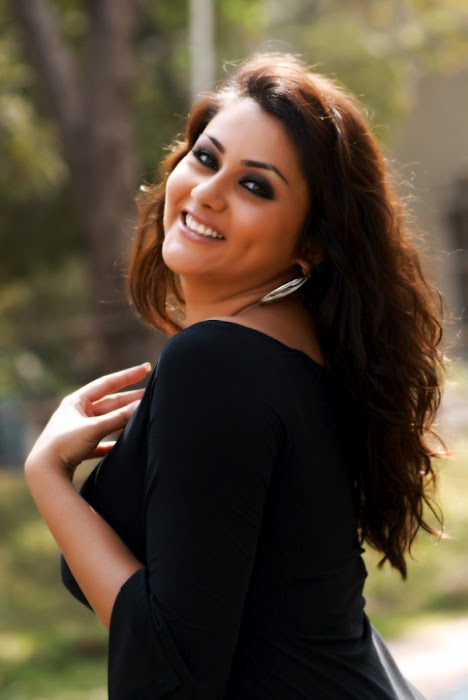 Telugu actress Namitha latest black dress wallpapers no-water-mark