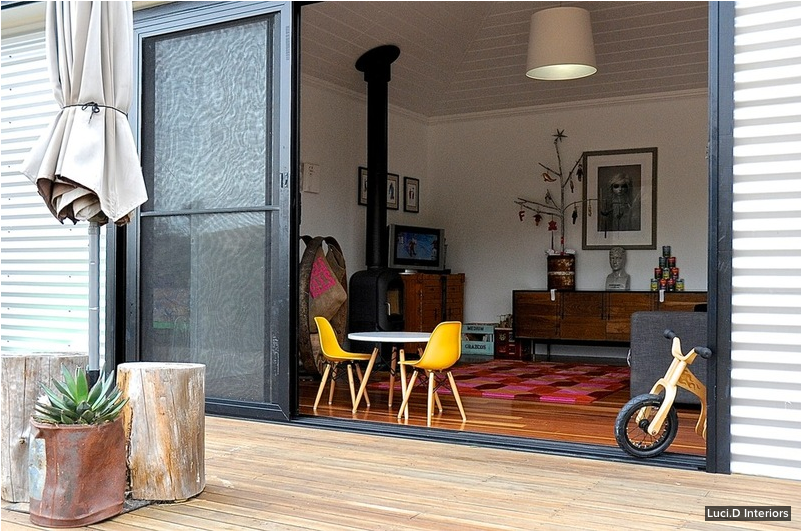 Keltainen talo rannalla: Kolme kotia