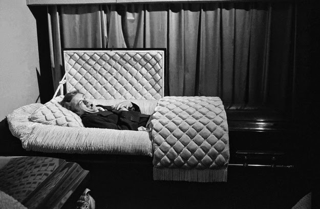 See Eerily Photos of James Dean Posing With a Coffin in 1955 ~ Vintage ...