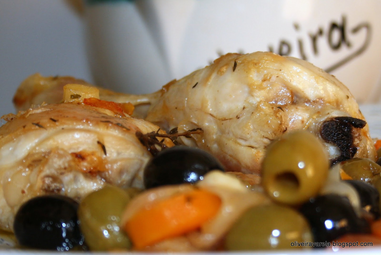 Zancos de polo o forno con prebe de herbas e olivas