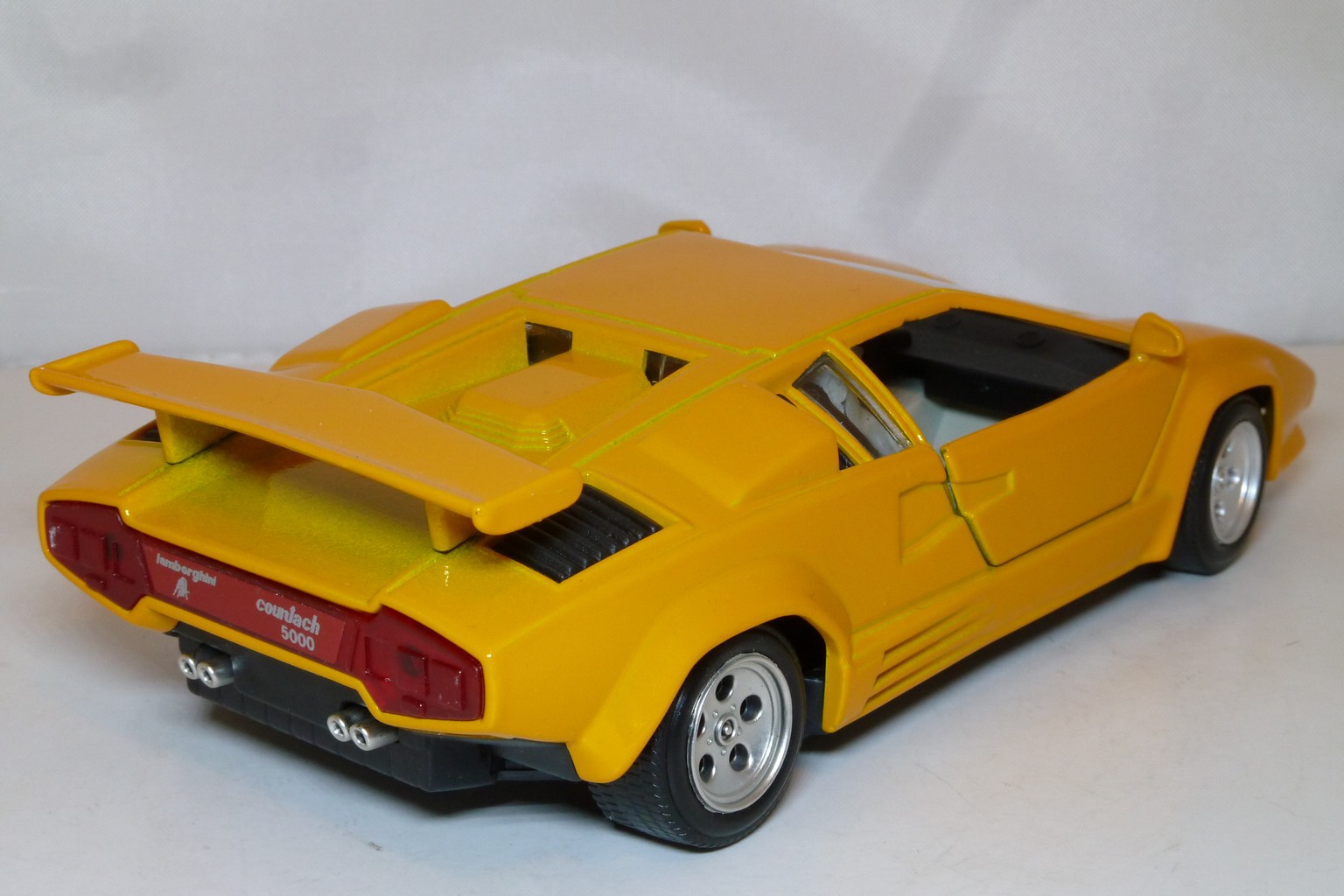 Modelli diecast 1:24 e dintorni: Lamborghini Countach