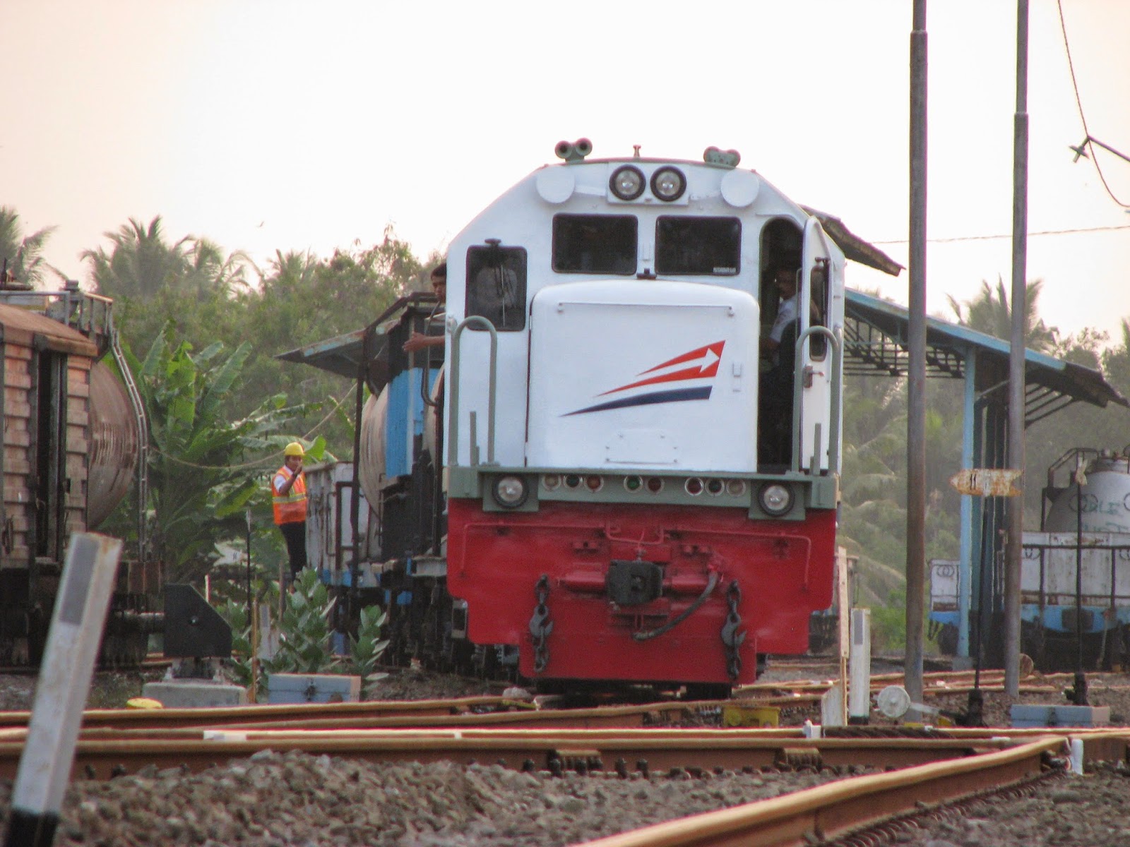 Kereta Api Indonesia: Lokomotif CC201 Melangsir Gerbong di Dipo Ketel ...