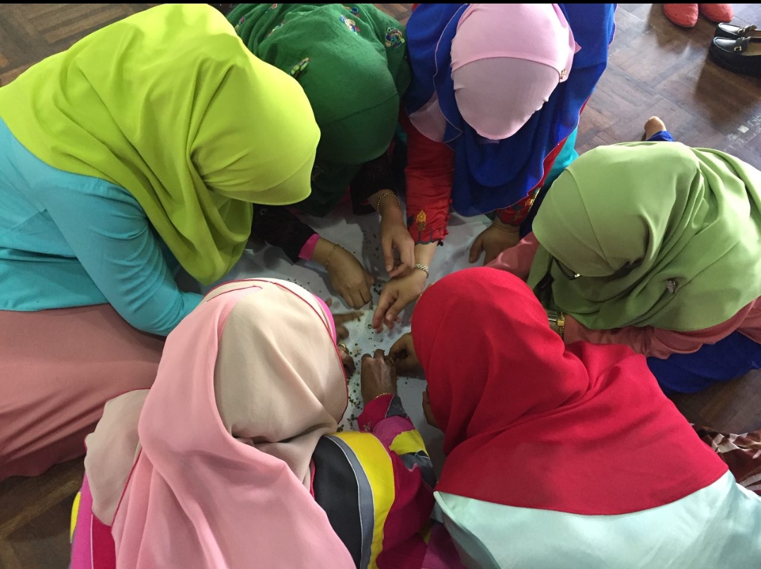 Tema colour blocking untuk hari guru 2018