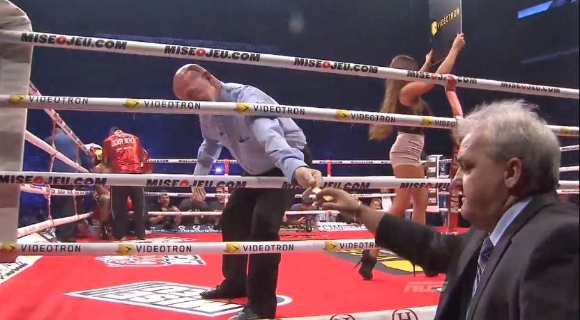 L'arbitre remet le pointage des juges au responsable