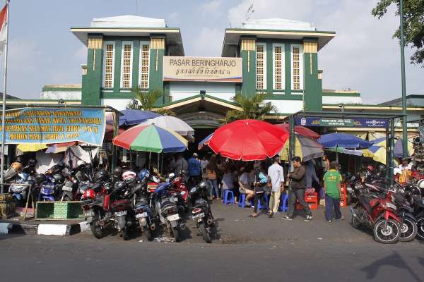 MURSIDA RAMBE : Pendiri BMT Beringharjo - Yogyakarta, Menolong Pedagang ...