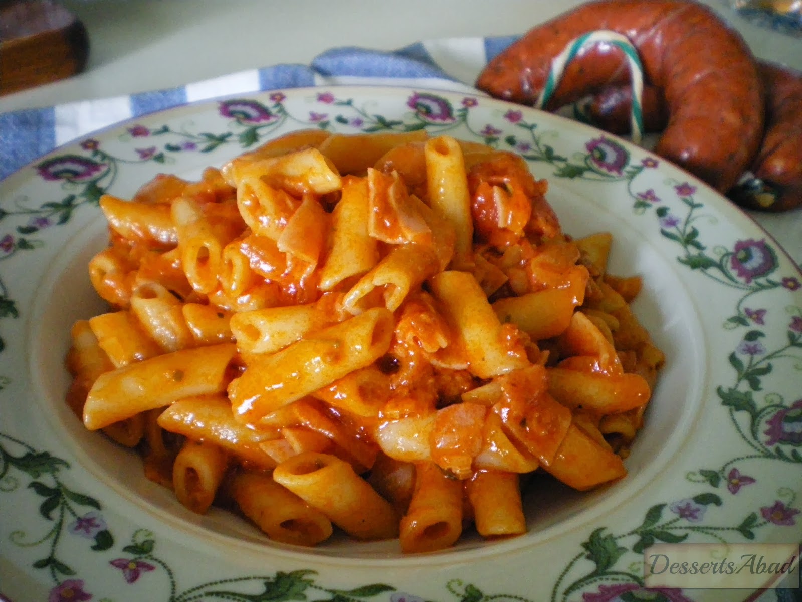 Macarrones con jamón y chorizo - DessertsAbad