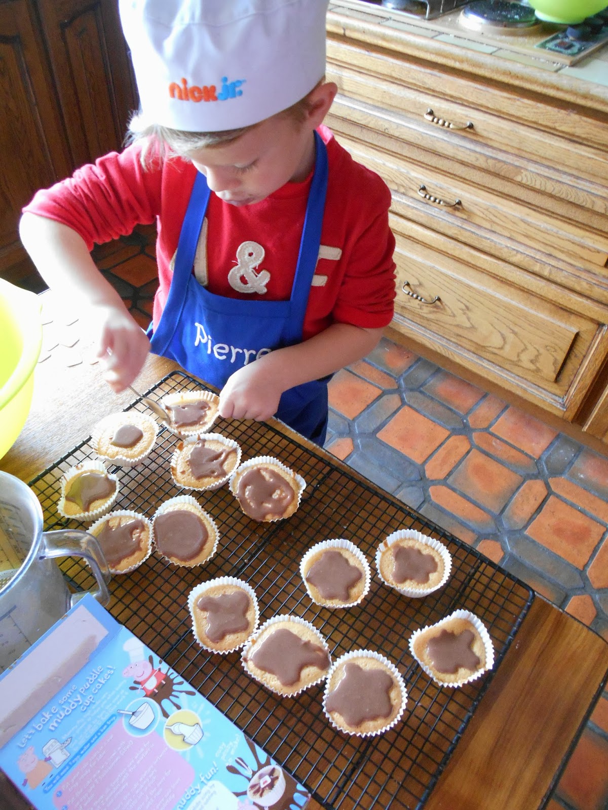 Madhouse Family Reviews: Pierre makes Peppa Pig Muddy Puddle Cupcakes