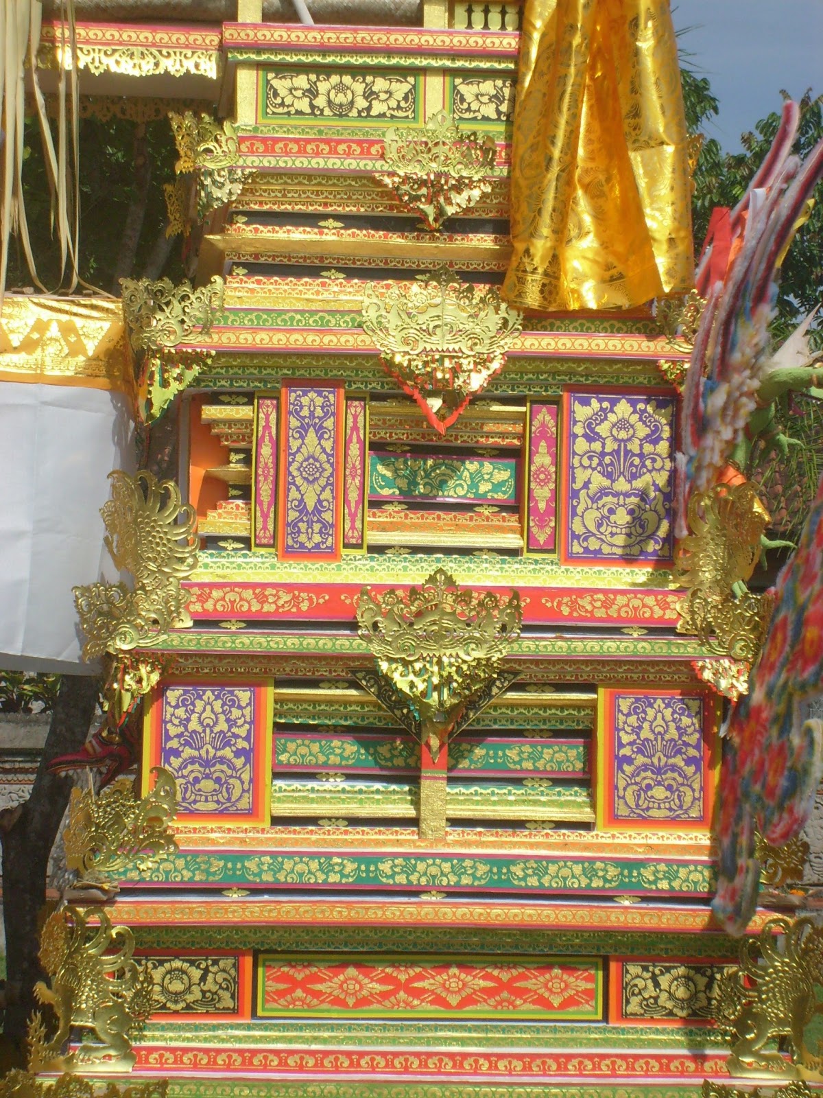 agungjayack@ gmail.com: Dominasi Ornamen Patra Punggel Pada Bangunan ...